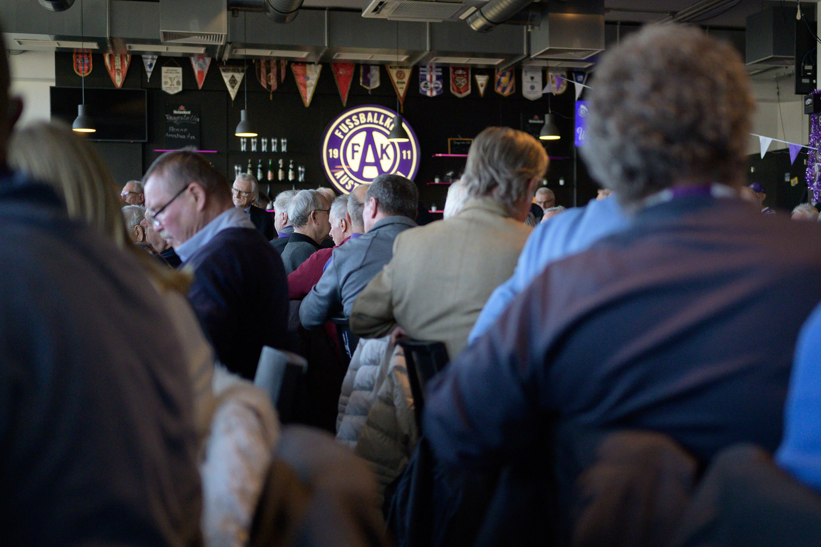 Bundesliga top match live in the Viola Pub